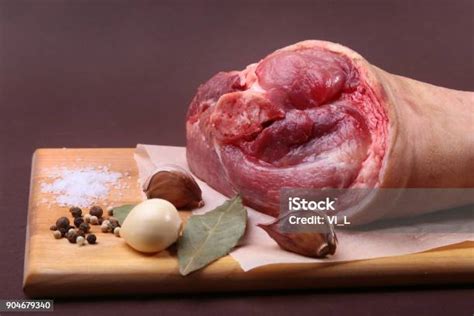 원시 돼지고기 너 클 향기로운 베이 잎 마늘 바다 소금 및 향신료 절단 보드에 건조 선택적 초점입니다 요리에 대 한 준비 건강한