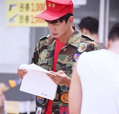 Descendants Of The Sun Reveals Lee Gwang Soo S Behind The Scenes