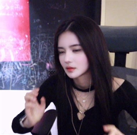 小师妹戴耳机优雅可爱吐舌三连斗鱼鱼吧