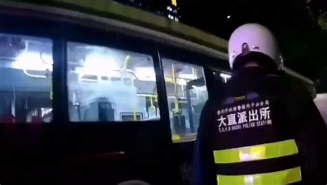 攔公車不招手拍車窗 醉男與司機打嘴仗升級打架 引新聞