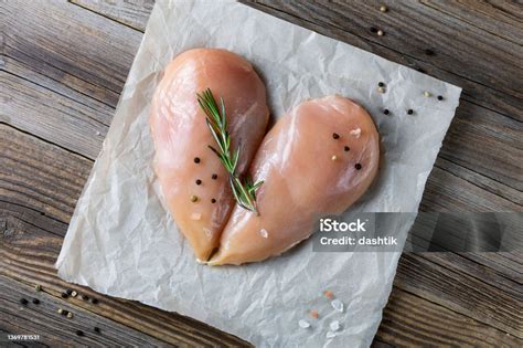 천연 나무 배경에 로즈마리와 향신료와 심장 모양의 생 닭 필레 날것에 대한 스톡 사진 및 기타 이미지 날것 뼈 없는