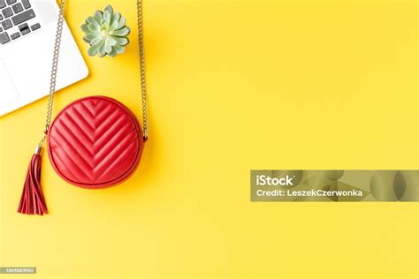 노트북과 노란색 바탕 화면에 작은 녹색 즙이 빨간 여자의 지갑패션 배경 0명에 대한 스톡 사진 및 기타 이미지 0명 가방