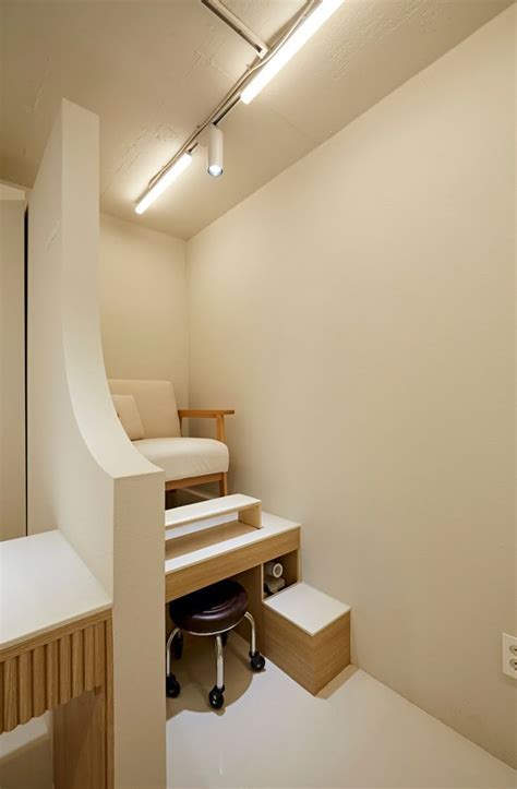 화이트and우드톤 깔끔한 디자인의 7평 네일스튜디오 인테리어 견적 인테리어 살롱 인테리어 네일살롱 디자인