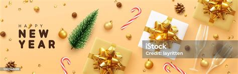 새해 복 많은 배너 선물 상자와 황금 색조 사실 안경과 함께 Xmas 반짝이는 골드 스타 수평 크리스마스 포스터 인사말 카드 헤더 웹 사이트 위에서 본 개체입니다 플랫 레이