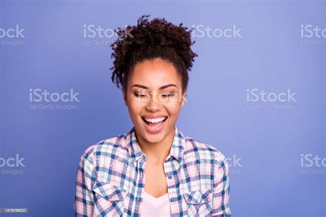 귀여운 재미 젊은 여자의 사진은 고립 된 보라색 색상 배경을 웃음 격자 무늬 셔츠 빈 공간을 착용 갈색 머리에 대한 스톡 사진