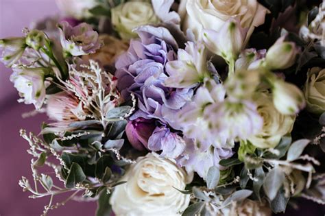 분홍색 모란과 라일락 유스토마 장미 꽃 유리 꽃병에 녹색 잎의 풍부한 무리 0명에 대한 스톡 사진 및 기타 이미지 0명 기념일 꽃 나무 Istock