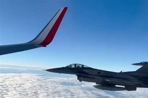 La Selección Polaca Fue Escoltada Por Aviones De Caza F 16 Hasta Salir