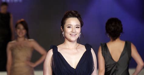 [포토엔]패션쇼 무대선 김보민 아나 과감한 가슴라인