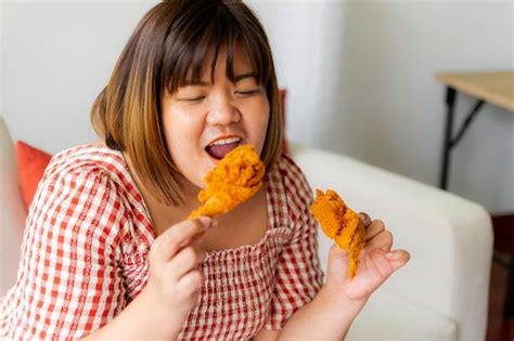 Premium Photo Girl Eating Food