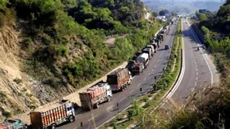 2 Days On Traffic Partially Restored On Jammu Srinagar Nh Hindustan