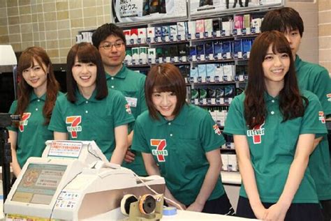 “乃木坂46”成员穿上便利店制服 化身服务员 日本通