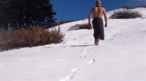 神秘瑜伽士赤脚踩在齐膝的积雪上，腿脚还不会冻伤，是怎么回事？ 哔哩哔哩