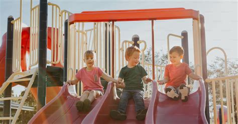 활동적인 행복한 백인 아이들은 여름 화창한 날에 야외 놀이터 학교 운동장에서 미끄러집니다 아이 친구 소년 소녀 재미 계절에 따라 운영되는 어린이 야외 활동 정통 어린