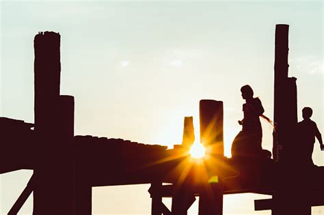 걷는 다리에 U 일부무관 저녁 Amarapura만 달 레이 미얀마에서 사람들의 실루엣으로 강에 대한 스톡 사진 및 기타 이미지