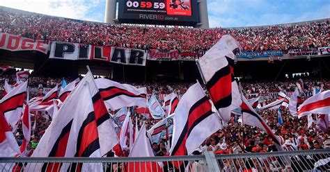 Impactante Recibimiento De Los Hinchas De River Plate En El