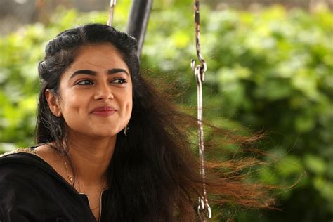 ஃபுல் கவுனில் சுற்றிவந்த கன்னக்குழி அழகி சித்தி இத்னானி க்யூட்