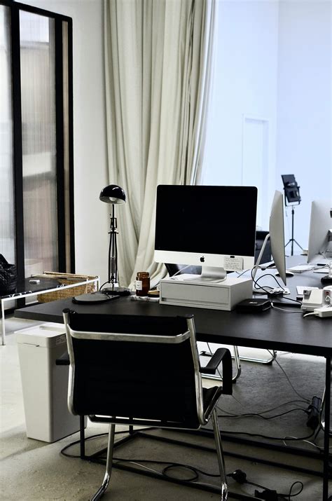 기술 기업 설정 깨끗한 디자인 널찍한 다양한 공간 도시 사무실 미니멀리스트 사무실 미니멀리즘 비즈니스 허브 빈