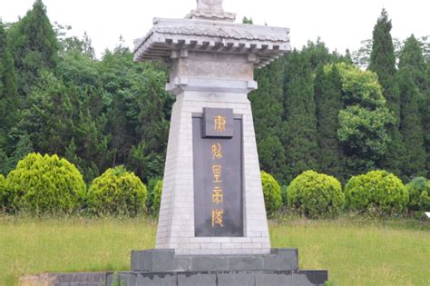 这座陵墓没有机关不设防四千多年来无人敢盗人们还得去上香