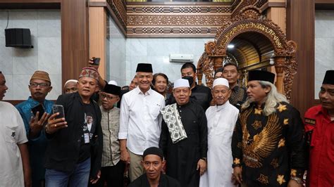 Blusukan Di Karawang Ganjar Ziarah Ke Makam Syekh Quro Pemilu