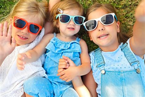 Premium Photo Portrait Of Smiling Girl Wearing Sunglasses