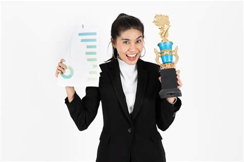 백인 고립 된 배경을 통해 트로피 상을 축하하는 성공적인 쾌활한 젊은 아시아 비즈니스 여성 비즈니스 컨셉의 성공 성과 금융에 대한 스톡 사진 및 기타 이미지 Istock