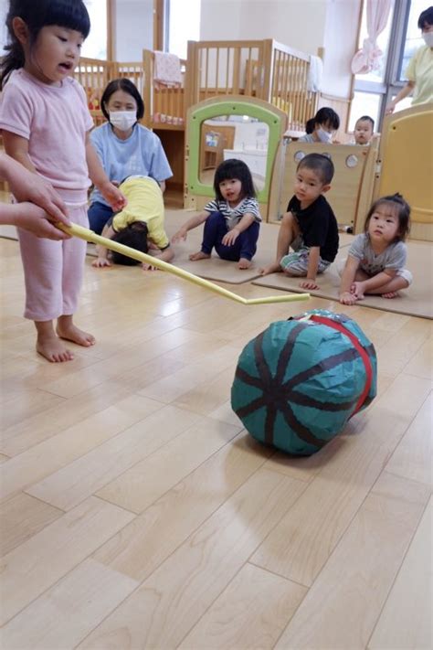 スイカ割りごっこ1・2歳児 西武立川きらり保育園