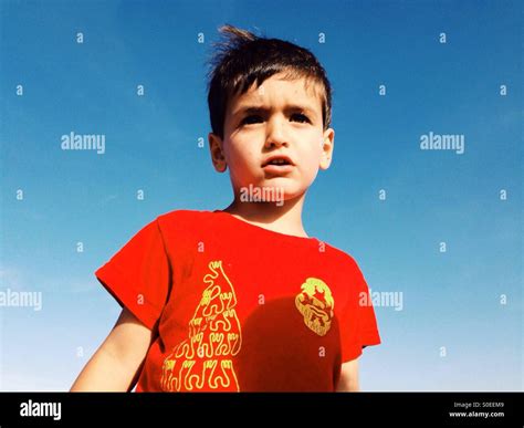 Junge Im Roten T Shirt Fotos Und Bildmaterial In Hoher Auflösung Alamy