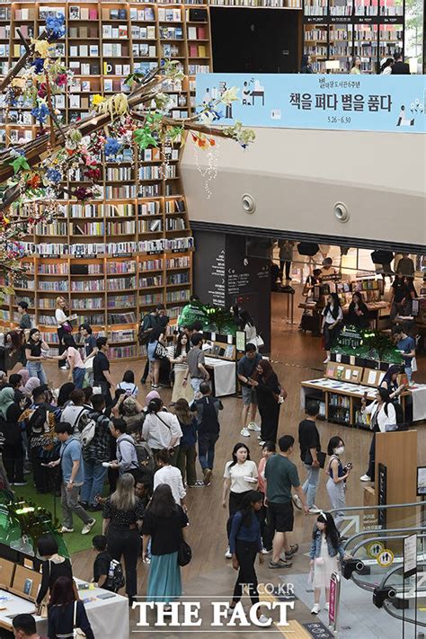 6주년 맞아 북적이는 코엑스 별마당도서관 [tf사진관] 포토 기사 더팩트
