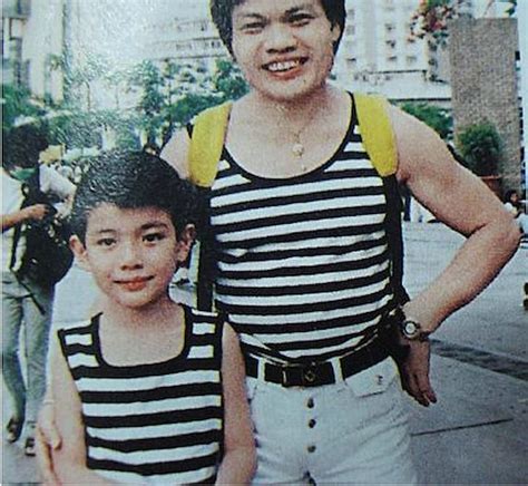 「香港最醜的男人」八兩金兒子長大了 超帥長相與爸爸截然不同！ Juksy 街星