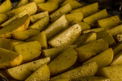 홈 제작 요리 하기 전에 원시 컷된 감자 요리를 이미 국가 감자 튀김 선택적 초점 감자 요리에 대한 스톡 사진 및 기타 이미지