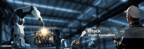 엔지니어는 실시간 모니터링 시스템 소프트웨어에서 지능형 및 디지털 제조 작동을 통해 용접 로봇 자동 무기 기계를 점검하고 제어합니다 산업 40 개념 스마트 작동 제조에 대한