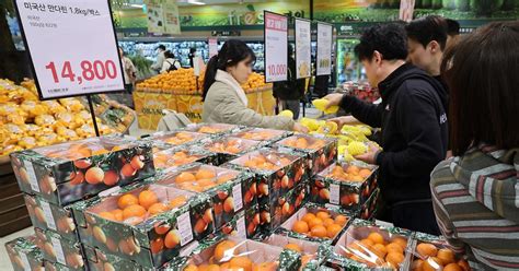 북적이는 수입과일코너