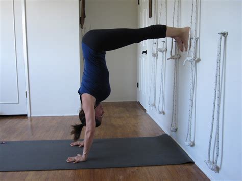 Стойка у стены 42 фото