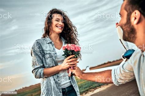 결혼 제안 남자 와 Boquet 의 꽃 무릎 과 주기 약혼 반지 용 그의 여자 친구 2명에 대한 스톡 사진 및 기타 이미지