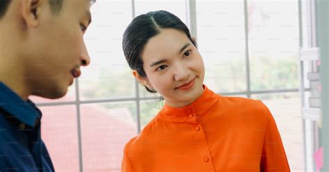 비즈니스 사람들은 사무실의 프로젝트 계획 보드에서 일하고 동료 친구와 대화하여 프로젝트 개발을 분석합니다 그들은 유리 벽에