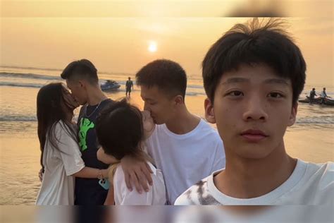 姐姐在单身弟弟面前亲亲秀恩爱，弟弟：感觉自己挺多余的弟弟单身感觉