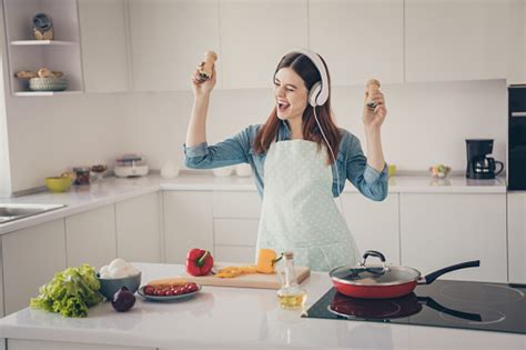 사진 준비 가족 저녁 식사 기뻐 하는 Earflaps 재생 목록 손 향신료 컨테이너 재생 코다 최고의 소리 부엌에 대한 스톡 사진 및 기타 이미지 Istock