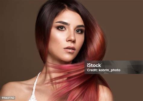 Gadis Berambut Merah Muda Yang Cantik Bergerak Dengan Rambut Yang