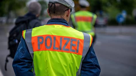 Polizeianwärter Stürzt Nach Feier Aus Fenster Von Polizeischule