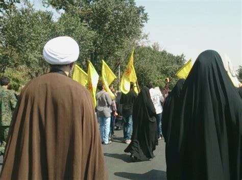 حضور خانواده شهدا و رزمندگان فاطمیون و زینبیون در تشییع شهید حججی عکس و