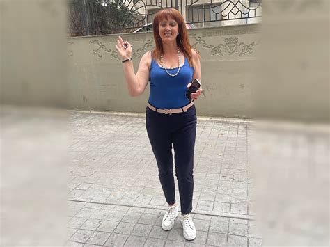 Проф Мария Нейкова по дънки и потниче