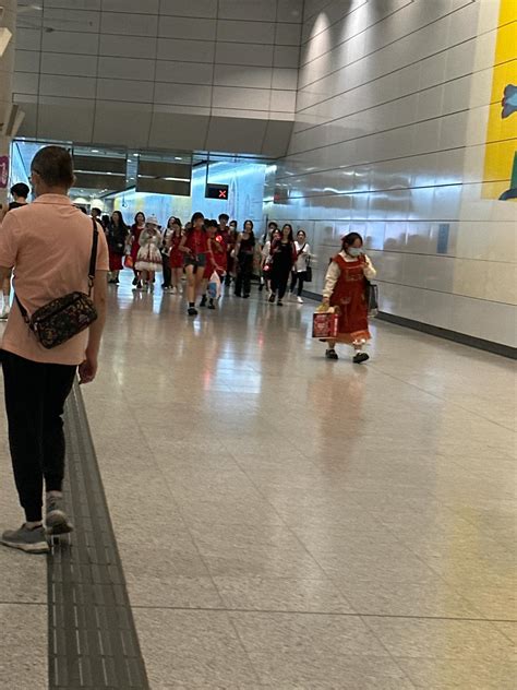可唔可以話我知我港島收工點解沿路都有堆大紅袍經過 全部都講普通話 究竟係乜演唱會