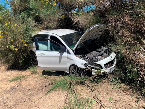 Dos personas heridas en un accidente de tráfico al salirse de la vía
