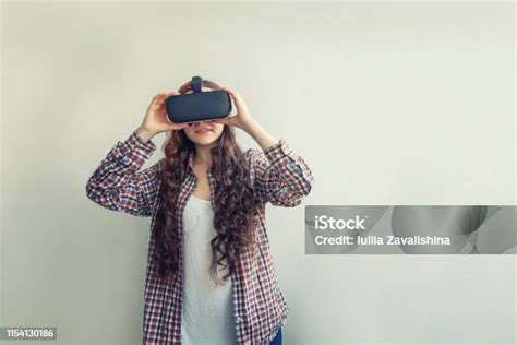 흰색 바탕에 가상 현실 Vr 안경 헬멧 헤드셋을 사용 하 여 착용 미소 젊은 여자 가상 현실 고글과 함께 사용 하는 스마트폰 Brand Name Video Game에 대한