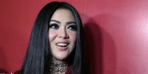 Beredar Foto Buku Nikah Syahrini Dan Reino Barack