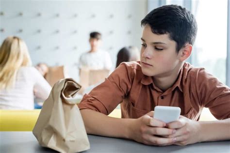 Sitting Alone At Lunch In High School 11 Ways To Eat Lunch Alone