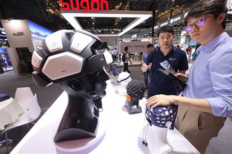 世界人工智能大会｜仿生手、脑机接口……浦东“智造”亮相