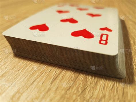 玩扑克牌。卡片组。堆卡片。摊牌。