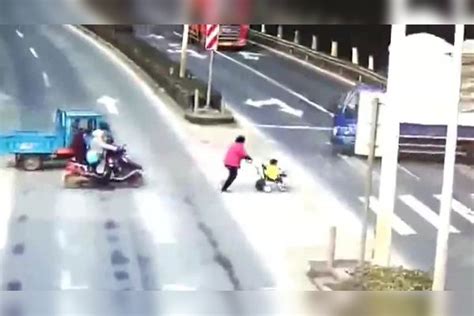广东奶奶为了自己活命让可怜的孙子遭货车碾压要不是监控谁信