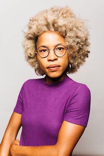 하얀 배경에 대한 젊은 아프리카계 미국인 여성의 스튜디오 초상화 다양성에 대한 스톡 사진 및 기타 이미지 다양성 청년 성인